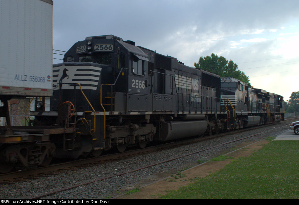 NS SD70 2566 trails on 20E